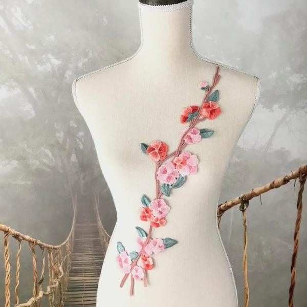 ピンク系の花模様のモチーフレースになります。ワンピース、新体操、社交ダンス、バトントワリング、レオタード、ベリーダンス、フィギュアスケート、バレエ衣装、ドレス、服飾、ステージ衣装、舞台衣装、ハンドメイド材料などにお使いいただけます。サイズ：...