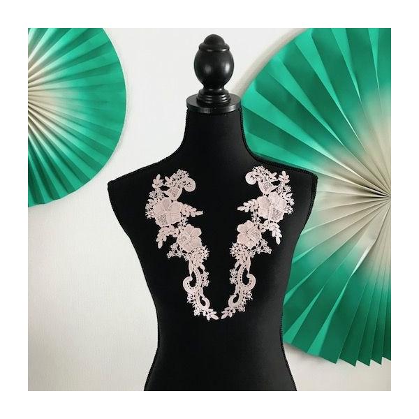 エレガントな花柄のモチーフレースセットです。衣装やドレス、お洋服や作品などに縫い付けるだけでワンポイントアクセントとして個性的な仕上がりになります。サイズ：H26cm W11cmカラー：ピンク※左右セット