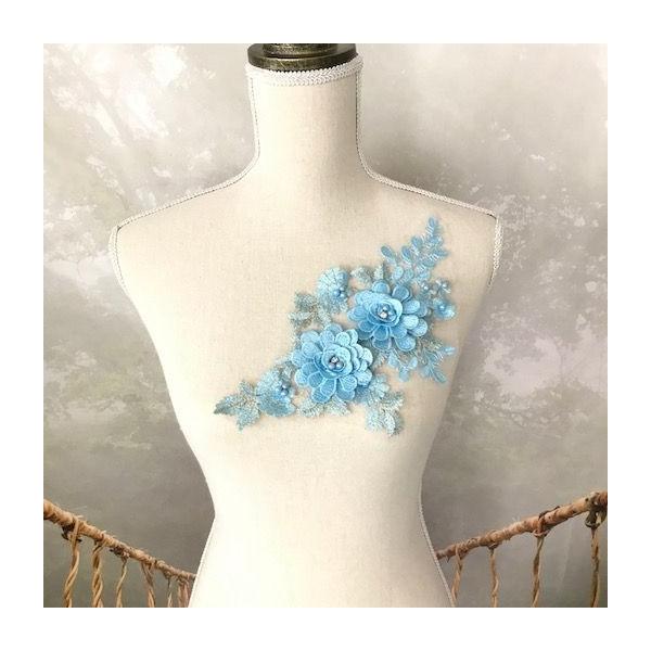 ストーンが付いた立体的な花のレースモチーフです。ゴールドの刺繍入りで豪華な雰囲気に♪新体操、社交ダンス、バトントワリング、レオタード、ベリーダンス、フィギュアスケート、バレエ、ドレス、ステージ衣装、ハンドメイド材料などにいかがでしょうか。サ...