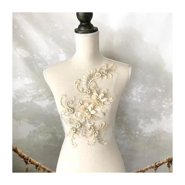 花とストーン付きのアイボリーモチーフです。新体操、社交ダンス、バトントワリング、レオタード、ベリーダンス、フィギュアスケート、バレエ衣装、ドレス、ステージ衣装、ハンドメイド材料などにお使いいただけます。サイズ：H39cm W25cmカラー：...