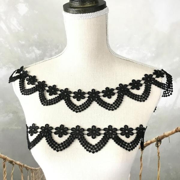 エレガントな花柄のレースになります。衣装、ドレス、お洋服、手作り制作などにワンポイントアクセントとして縫い付けると個性的な仕上がりになります。サイズ：W6cmカラー：ブラック長さ：1ヤード（約90cm）