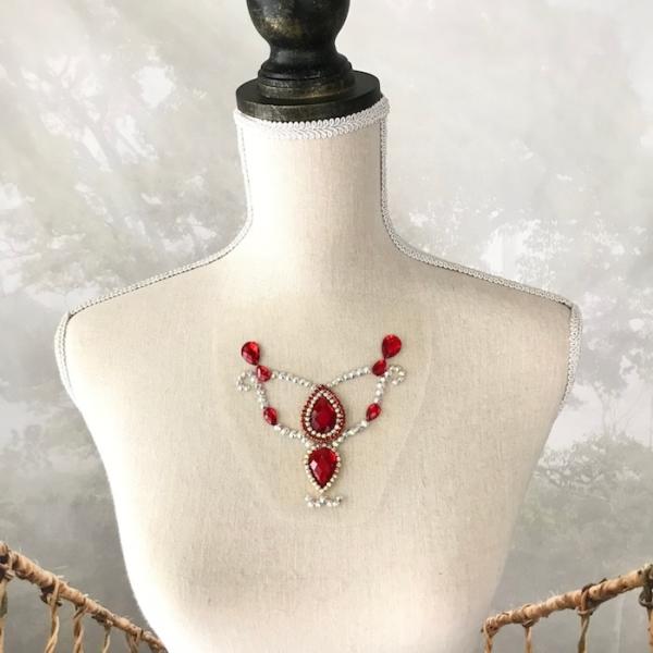 チュール生地がベースの、とても豪華なネックラインのラインストーンモチーフです。新体操、社交ダンス、バトントワリング、レオタード、ベリーダンス、フィギュアスケート、バレエ衣装、ドレス、服飾、ステージ衣装、手作り制作などにお使いいただけます。サ...