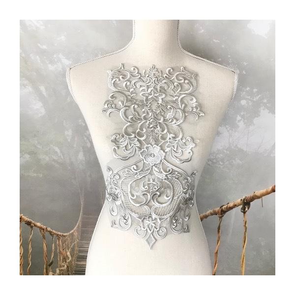 チュールに繊細なデザインのシルバーモチーフです。シンプルなドレス、新体操、社交ダンスの衣装、バトントワリング、レオタード、ベリーダンス、フィギュアスケート、バレエ、ドレス、ステージ衣装、ハンドメイド材料などにいかがでしょうか。サイズ：H39...