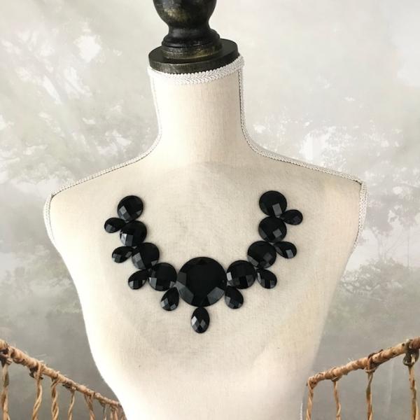 チュール生地がベースの、インパクトのある大きなストーンのネックラインモチーフです。新体操、社交ダンス、バトントワリング、レオタード、ベリーダンス、フィギュアスケート、バレエ衣装、ドレス、服飾、ステージ衣装、手作り制作などにお使いいただけます...