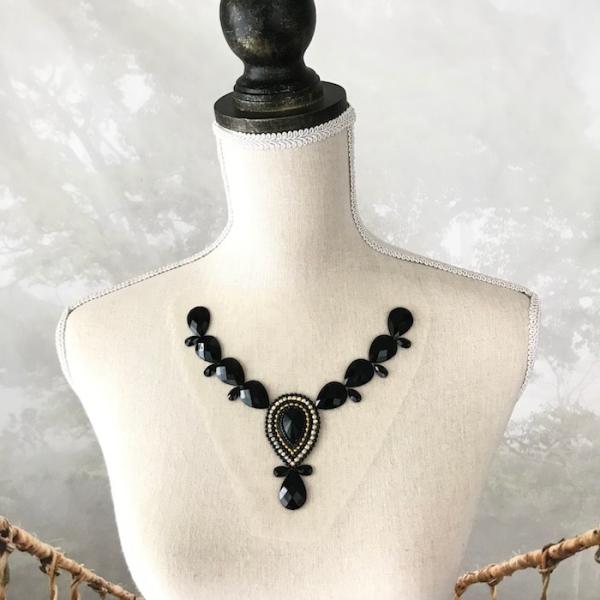 チュール生地がベースの、インパクトのある大きなストーンのネックラインモチーフです。新体操、社交ダンス、バトントワリング、レオタード、ベリーダンス、フィギュアスケート、バレエ衣装、ドレス、服飾、ステージ衣装、手作り制作などにお使いいただけます...