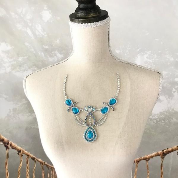 チュール生地がベースの、とても豪華なネックラインのラインストーンモチーフです。新体操、社交ダンス、バトントワリング、レオタード、ベリーダンス、フィギュアスケート、バレエ衣装、ドレス、服飾、ステージ衣装、手作り制作などにお使いいただけます。サ...