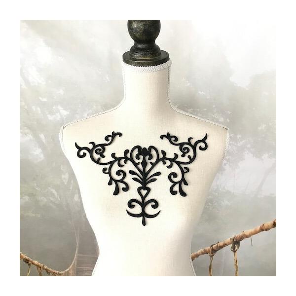 アイロン接着できるブラックの刺繍モチーフです。新体操、バレエ、レオタード、バトントワリング 、ドレス、ステージ衣装などに飾り付けるモチーフです。手縫いとアイロンで貼り付けることもできます。サイズ：H25cm W19cmカラー：ブラックアイロ...