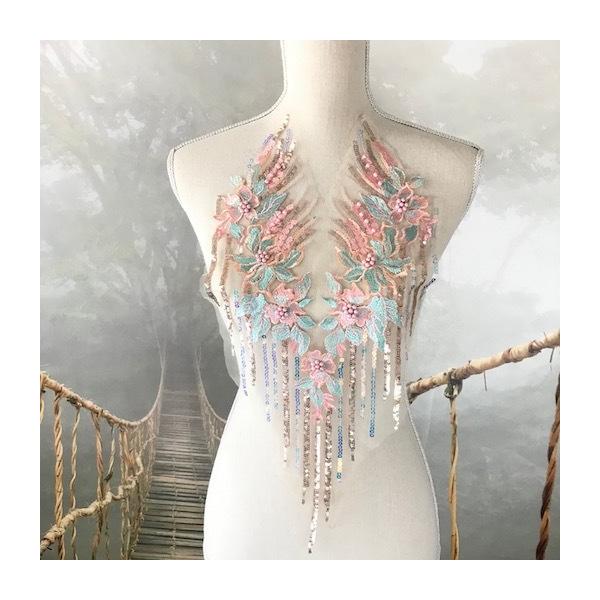 ビーズとラインストーン付きでとても高級感のある花模様の刺繍チュールモチーフです。新体操、社交ダンス、バトントワリング、レオタード、ベリーダンス、フィギュアスケート、バレエ衣装、ドレス、服飾、ステージ衣装、ハンドメイド材料などにお使いいただけ...