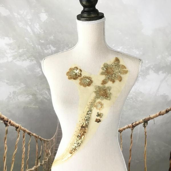 スパンコール付きの衣装用チュールモチーフです。ステージ衣装、コスチューム、新体操、社交ダンス、バトントワリング、レオタード、ベリーダンス、チアダンス、フィギュアスケート、バレエ、ドレスなどにおすすめです。サイズ：H55cm　W20cmカラー...