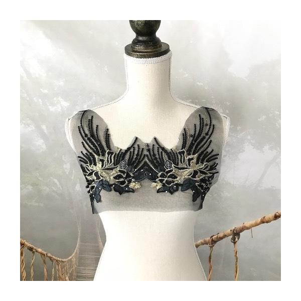 花のビーズとラインストーン付きの刺繍チュールモチーフです。社交ダンス、バトントワリング、レオタード、ベリーダンス、フィギュアスケート、バレエ、ドレス、ステージ衣装手作り材料などにお使いいただけます。サイズ：H32cm W23cmカラー：ブラ...