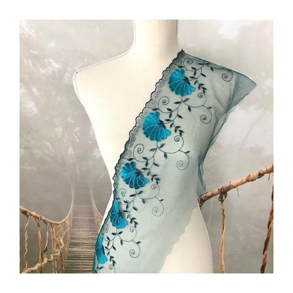 幅広 花柄のブルー刺繍入りチュールレースになります。衣装、お洋服の装飾、バトントワリング、レオタード、ベリーダンス、フィギュアスケート、バレエ、ドレス、ステージ衣装、手作り制作などに使用すると綺麗です。サイズ：W19cmカラー：ピーコックブ...