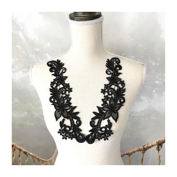 ブラックの花模様のモチーフレースになります。新体操、社交ダンス、バトントワリング、レオタード、ベリーダンス、フィギュアスケート、バレエ衣装、ドレス、ステージ衣装、ハンドメイド材料などにお使いいただけます。サイズ：H29cm W7cmカラー：...