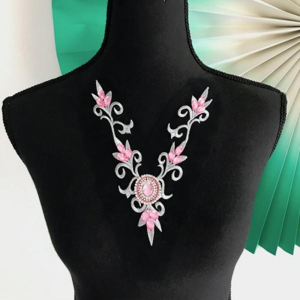 ストーンが美しいシルバーのネックラインモチーフです。アクセントのセンターパーツは、雫形のオリジナルデザインで、いろいろな衣装やドレスに合わせやすいのが魅力です。新体操、社交ダンス、バトントワリング、レオタード、ベリーダンス、フィギュアスケー...