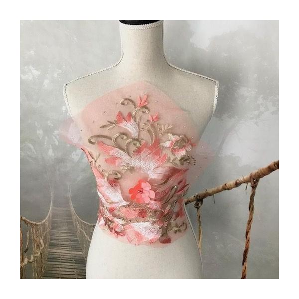 立体的な花・ラインストーン付きでゴールド刺繍入りのオレンジ系の花のモチーフです。社交ダンス、バトントワリング、レオタード、ベリーダンス、フィギュアスケート、バレエ、ドレス、ステージ衣装手作り材料などに使用するとお洒落感がワンランクアップしま...