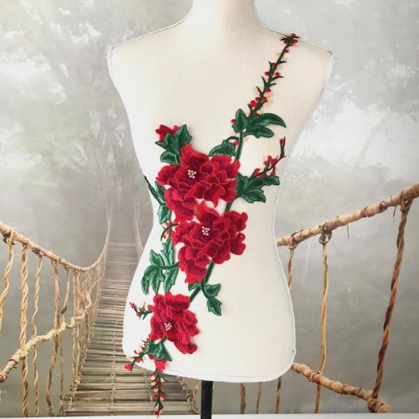 レッドカラーの薔薇モチーフになります。新体操、社交ダンス、バトントワリング、レオタード、ベリーダンス、フィギュアスケート、バレエ衣装、ドレス、服飾、ステージ衣装、ハンドメイド材料などにお使いいただけます。サイズ：H73cm W22cmカラー...