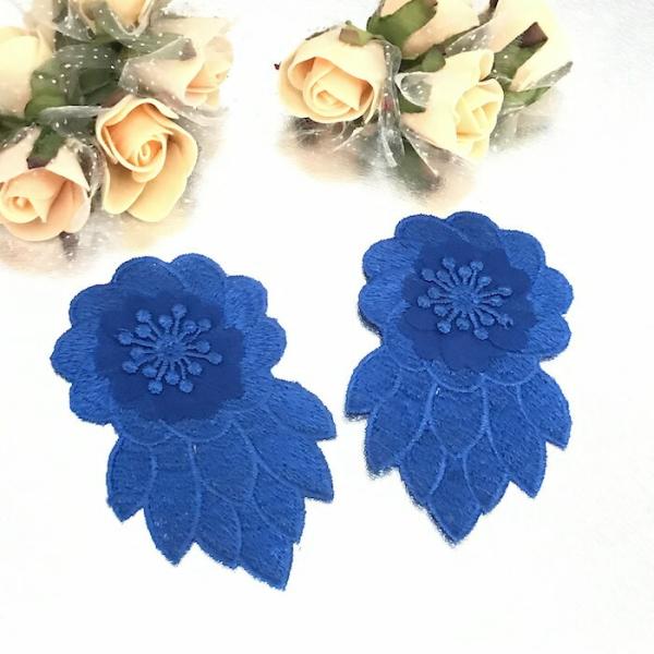 ブルーの花模様のモチーフセットになります。新体操、社交ダンス、バトントワリング、レオタード、ベリーダンス、フィギュアスケート、バレエ衣装、ドレス、服飾、ステージ衣装、ハンドメイド材料などにお使いいただけます。サイズ：H12cm  W7.5c...