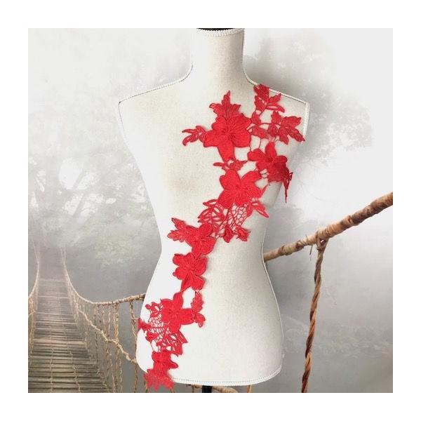 レッドカラーのバラの刺繍レースモチーフになります。色々切り取って自由デザインの装飾ができます。新体操、社交ダンス、バトントワリング、レオタード、ベリーダンス、フィギュアスケート、バレエ、ドレスなどに縫い付けるだけでワンポイントアクセントとし...