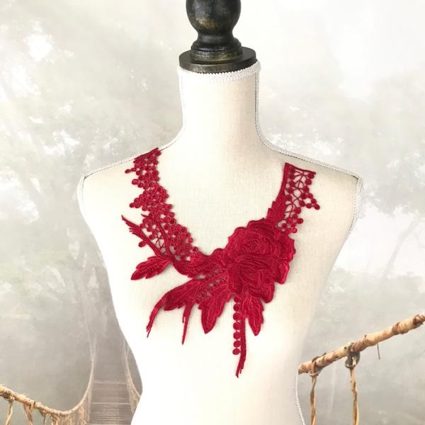 エレガントなバラ模様のネックラインモチーフです。新体操、社交ダンス、バトントワリング、レオタード、ベリーダンス、フィギュアスケート、バレエ衣装、ドレス、服飾、ステージ衣装、舞台衣装、ハンドメイド材料などにお使いいただけます。サイズ：H31c...