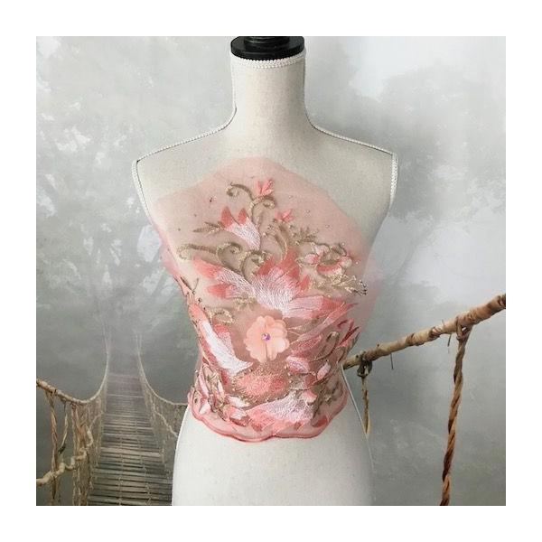 立体的な花・ラインストーン付きでゴールド刺繍入りのオレンジ系の花のモチーフです。社交ダンス、バトントワリング、レオタード、ベリーダンス、フィギュアスケート、バレエ、ドレス、ステージ衣装手作り材料などに使用するとお洒落感がワンランクアップしま...