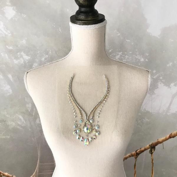 チュール生地がベースの、とても豪華なネックラインのラインストーンモチーフです。新体操、社交ダンス、バトントワリング、レオタード、ベリーダンス、フィギュアスケート、バレエ衣装、ドレス、服飾、ステージ衣装、手作り制作などにお使いいただけます。サ...