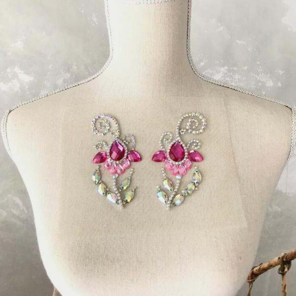 チュール生地がベースの、とても豪華なラインストーンモチーフセットです。新体操、社交ダンス、バトントワリング、レオタード、ベリーダンス、フィギュアスケート、バレエ衣装、ドレス、服飾、ステージ衣装、手作り制作などにお使いいただけます。サイズ：H...