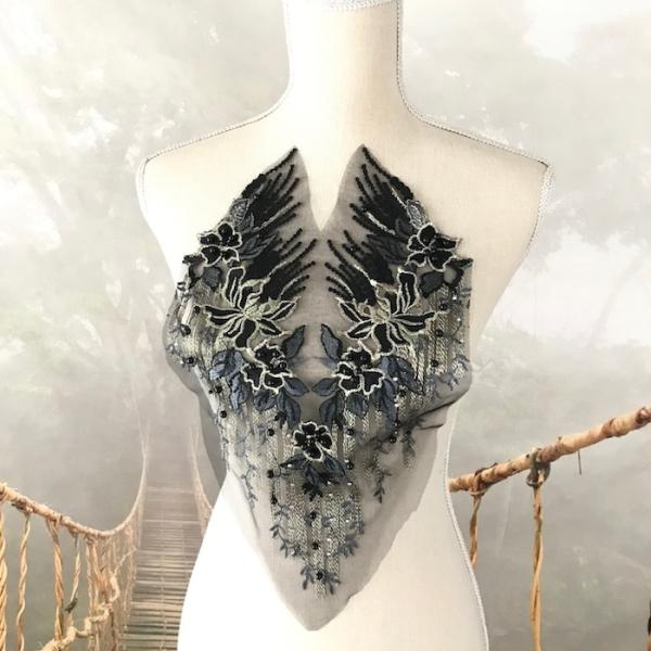 花のビーズとラインストーン付きの刺繍チュールモチーフです。社交ダンス、バトントワリング、レオタード、ベリーダンス、フィギュアスケート、バレエ、ドレス、ステージ衣装手作り材料などにお使いいただけます。サイズ：H41cm W24cmカラー：ブラ...