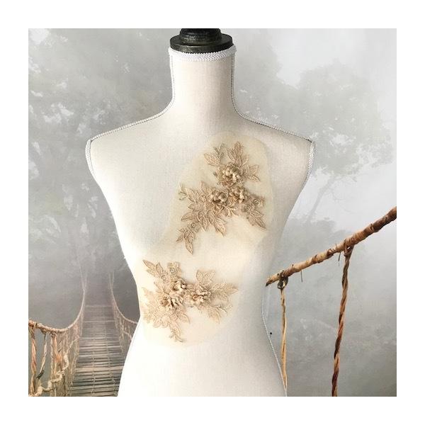 チュールにお花の刺繍を施したモチーフです。新体操、社交ダンス、バトントワリング、レオタード、ベリーダンス、フィギュアスケート、バレエ衣装、ドレス、服飾、ステージ衣装、ハンドメイド材料などにお使いいただけます。サイズ：H36cm W15cmカ...