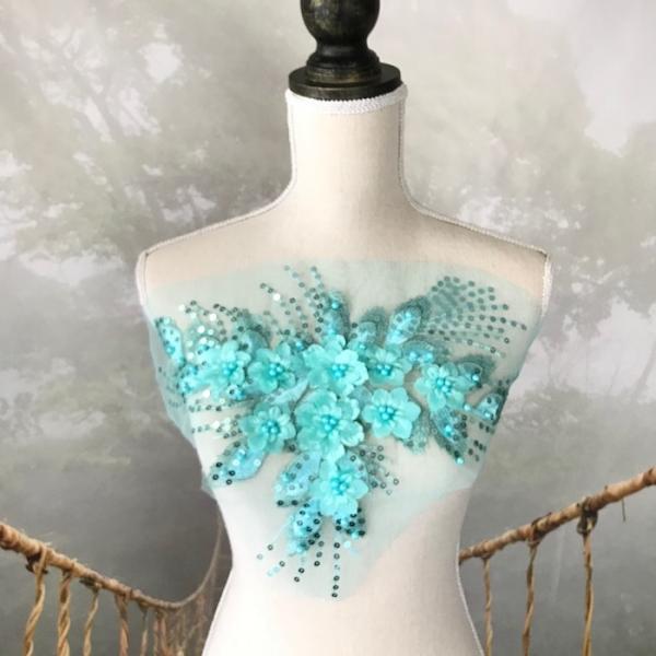 スパンコールとビーズ付きの花模様の衣装モチーフです。新体操、社交ダンス、バトントワリング、レオタード、ベリーダンス、フィギュアスケート、バレエ衣装、ドレス、ステージ衣装、ハンドメイド材料などにお使いいただけます。サイズ：H32cm W30c...