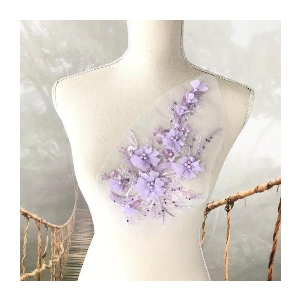 チュールにステキなパープルのお花とビーズを施したモチーフになります。お花の部分は立体的です。ワンピース、新体操、社交ダンス、バトントワリング、レオタード、ベリーダンス、フィギュアスケート、バレエ衣装、ドレス、服飾、ステージ衣装、ハンドメイド...