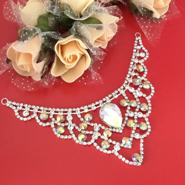 お洒落なクリアラインストーンモチーフになります。細かなストーンがキラキラと輝いています。衣服、ウェディングドレス、イブニングドレス、ドレス、ダンス衣裳、バトントワリング、レオタード、ベリーダンス、フィギュアスケート、社交ダンス、ステージ衣装...