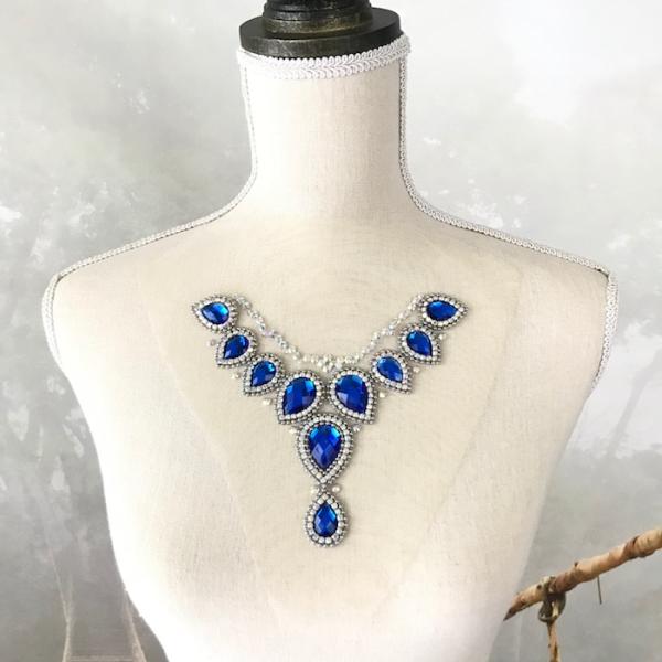 チュール生地がベースの、とても豪華なネックラインのラインストーンモチーフです。新体操、社交ダンス、バトントワリング、レオタード、ベリーダンス、フィギュアスケート、バレエ衣装、ドレス、服飾、ステージ衣装、手作り制作などにお使いいただけます。サ...