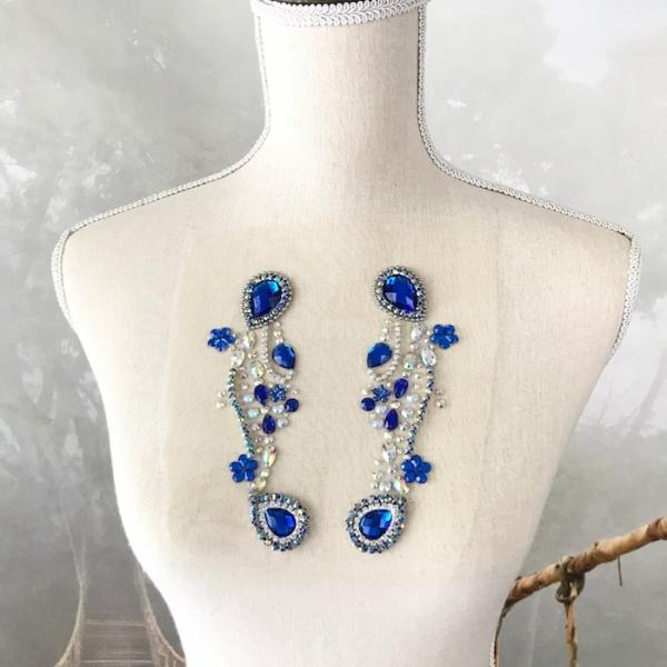 チュール生地がベースの、とても豪華なラインストーンモチーフです。新体操、社交ダンス、バトントワリング、レオタード、ベリーダンス、フィギュアスケート、バレエ衣装、ドレス、服飾、ステージ衣装、手作り制作などにお使いいただけます。サイズ：H16c...