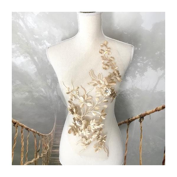 ゴールドとベージュの花柄の刺繍チュールモチーフになります。ドレス、ステージ衣装、舞台衣装、 新体操、社交ダンス、バトントワリング、レオタード、 ベリーダンス、フィギュアスケート、バレエ、 ハンドメイド材料などにお使いいただけます。サイズ：H...