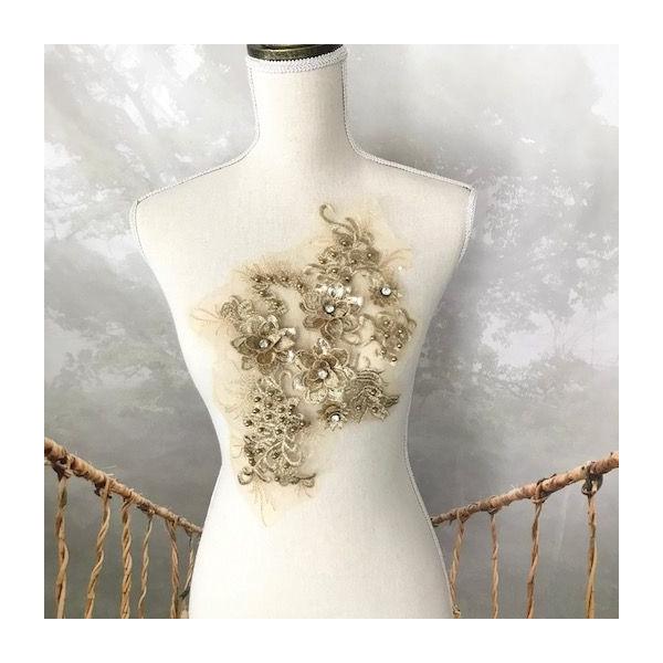 ビーズをたくさん施したゴールドのお花のモチーフです。お花の部分もビーズ付きです。新体操、社交ダンス、バトントワリング、レオタード、ベリーダンス、フィギュアスケート、バレエ、ドレス、ステージ衣装、ハンドメイド材料などに使用すると綺麗です。サイ...