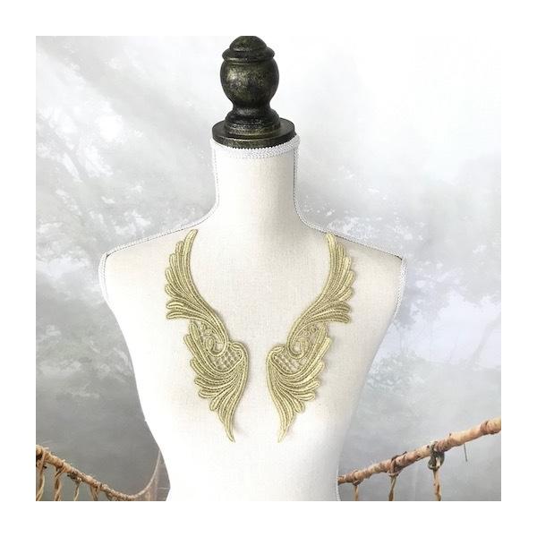 ゴールドのレースモチーフセットになります。社交ダンス、バトントワリング、レオタード、ベリーダンス、フィギュアスケート、バレエ、ドレス、ステージ衣装、手作り材料などにお使いいただけます。サイズ：H25cm  W6cmカラー：ゴールド左右セット