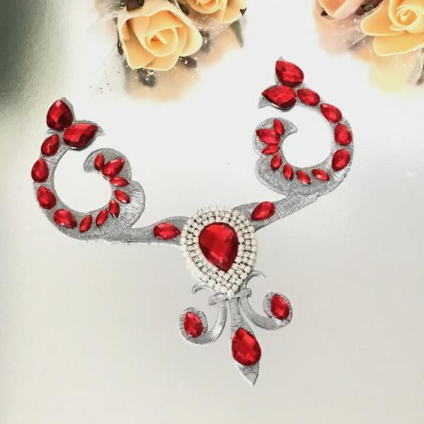 アイロン接着できるシルバーのストーン付きネックライン形のワッペンモチーフになります。アクセントのセンターパーツは、雫形のオリジナルデザインで、いろいろな衣装やドレスに合わせやすいのが魅力です。新体操、社交ダンス、バトントワリング、レオタード...