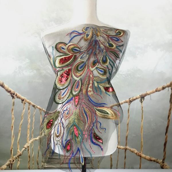 エレガントなスパンコール付き羽根のチュールモチーフです。新体操、社交ダンス、バトントワリング、レオタード、ベリーダンス、フィギュアスケート、バレエ衣装、ドレス、服飾、ステージ衣装、舞台衣装、ハンドメイド材料などにお使いいただけます。サイズ：...