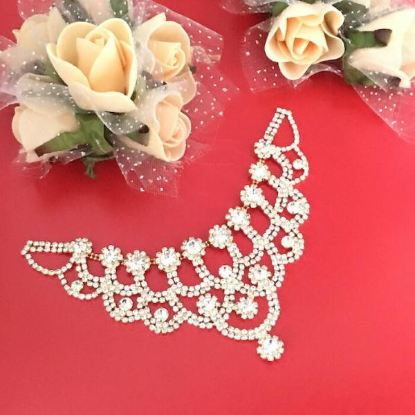 お洒落なラインストーンモチーフになります。細かなストーンがキラキラと輝いています。衣服、ウェディングドレス、イブニングドレス、ドレス、ダンス衣裳、バトントワリング、レオタード、ベリーダンス、フィギュアスケート、社交ダンス、ステージ衣装などに...