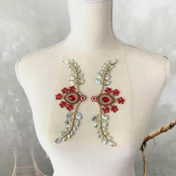 チュール生地がベースの、とても豪華な花のラインストーンモチーフです。新体操、社交ダンス、バトントワリング、レオタード、ベリーダンス、フィギュアスケート、バレエ衣装、ドレス、服飾、ステージ衣装、手作り制作などにお使いいただけます。サイズ：H1...