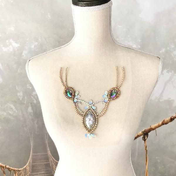 チュール生地がベースの、とても豪華なネックラインのラインストーンモチーフです。新体操、社交ダンス、バトントワリング、レオタード、ベリーダンス、フィギュアスケート、バレエ衣装、ドレス、服飾、ステージ衣装、手作り制作などにお使いいただけます。サ...