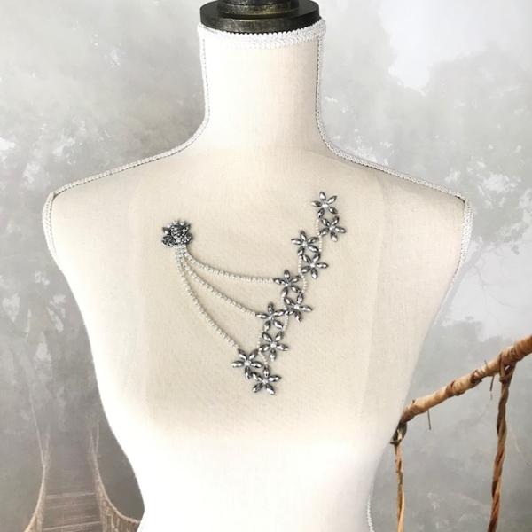 チュール生地がベースの、とても豪華なネックラインのラインストーンモチーフです。新体操、社交ダンス、バトントワリング、レオタード、ベリーダンス、フィギュアスケート、バレエ衣装、ドレス、服飾、ステージ衣装、手作り制作などにお使いいただけます。サ...