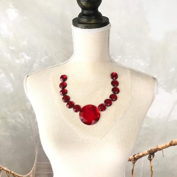 チュール生地がベースの、インパクトのある大きなストーンのネックラインモチーフです。新体操、社交ダンス、バトントワリング、レオタード、ベリーダンス、フィギュアスケート、バレエ衣装、ドレス、服飾、ステージ衣装、手作り制作などにお使いいただけます...