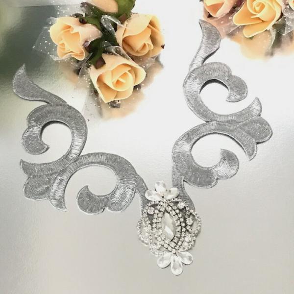 アイロン接着できるストーン付きネックラインワッペンモチーフです。アクセントのセンターパーツは、雫形のオリジナルデザインで、いろいろな衣装やドレスに合わせやすいのが魅力です。ワンピース、新体操、社交ダンス、バトントワリング、レオタード、ベリー...