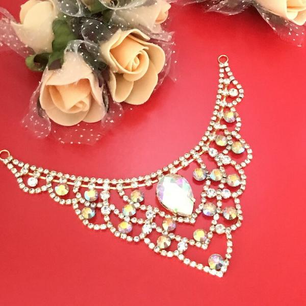 お洒落なラインストーンモチーフになります。細かなストーンがキラキラと輝いています。衣服、ウェディングドレス、イブニングドレス、ドレス、ダンス衣裳、バトントワリング、レオタード、ベリーダンス、フィギュアスケート、社交ダンス、ステージ衣装などに...