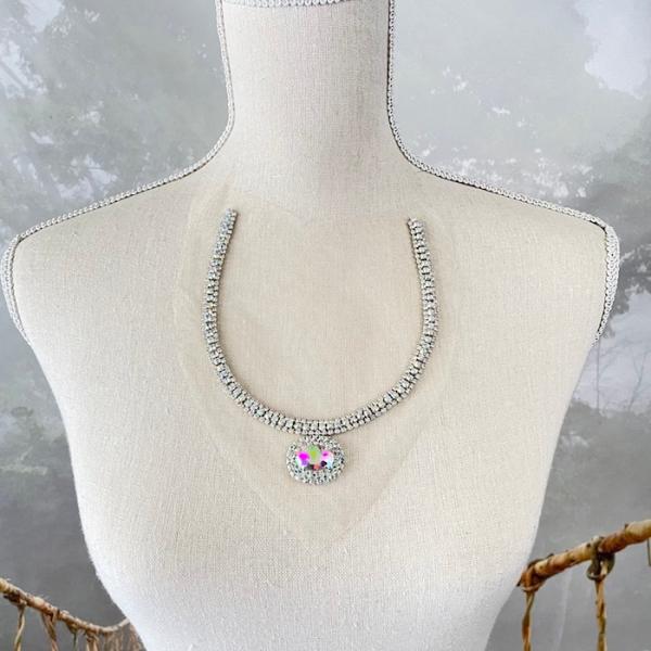 チュール生地がベースの、とても豪華なネックラインのラインストーンモチーフです。新体操、社交ダンス、バトントワリング、レオタード、ベリーダンス、フィギュアスケート、バレエ衣装、ドレス、服飾、ステージ衣装、手作り制作などにお使いいただけます。サ...