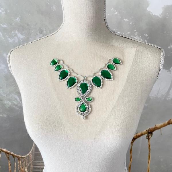 チュール生地がベースの、とても豪華なネックラインのラインストーンモチーフです。新体操、社交ダンス、バトントワリング、レオタード、ベリーダンス、フィギュアスケート、バレエ衣装、ドレス、服飾、ステージ衣装、手作り制作などにお使いいただけます。サ...