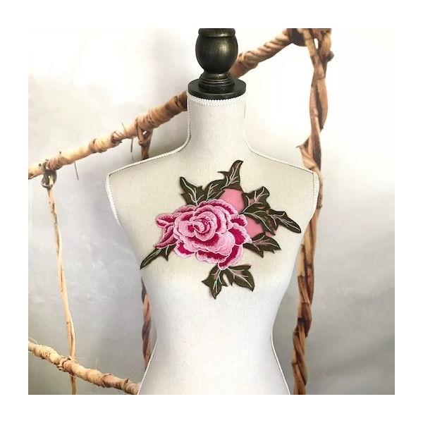 チュール生地がベースの3Dの花刺繍アップリケモチーフになります。パールやビーズ、スパンコールを加えると個性的な雰囲気になります。サイズ：H28cm  W22cmカラー：ミックスカラー