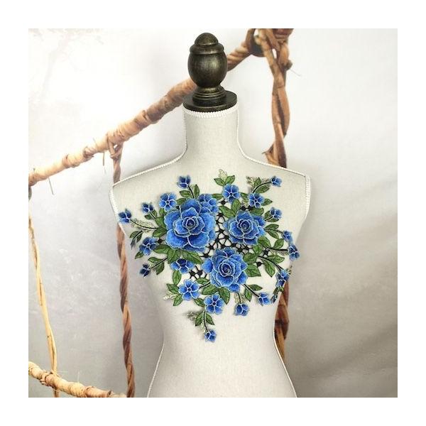 ゴールドのラメ入りバラの刺繍モチーフになります。立体感があってオシャレなデコレーションになります。薔薇の一部分は立体的になっています。ストーンやスパンコールを加えたり、切り離したり自由なデザインができます。コスチューム、社交ダンス、バトント...