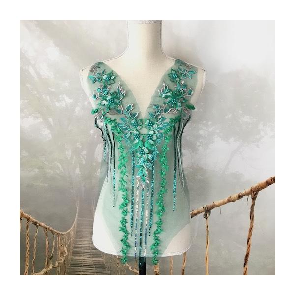 ビーズとスパンコール付き花柄のチュールモチーフです。新体操、社交ダンス、バトントワリング、レオタード、ベリーダンス、フィギュアスケート、バレエ、ドレス、ステージ衣装、ハンドメイド材料などにお使いいただけます。サイズ：H63cm W30cmカ...