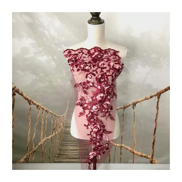 立体的なバラ模様の衣装モチーフになります。新体操、社交ダンス、バトントワリング、レオタード、ベリーダンス、フィギュアスケート、バレエ衣装、ステージ衣装、手作り制作などにお使いいただけます。サイズ：H76cm W33cmカラー：ワインレッド・ピンク